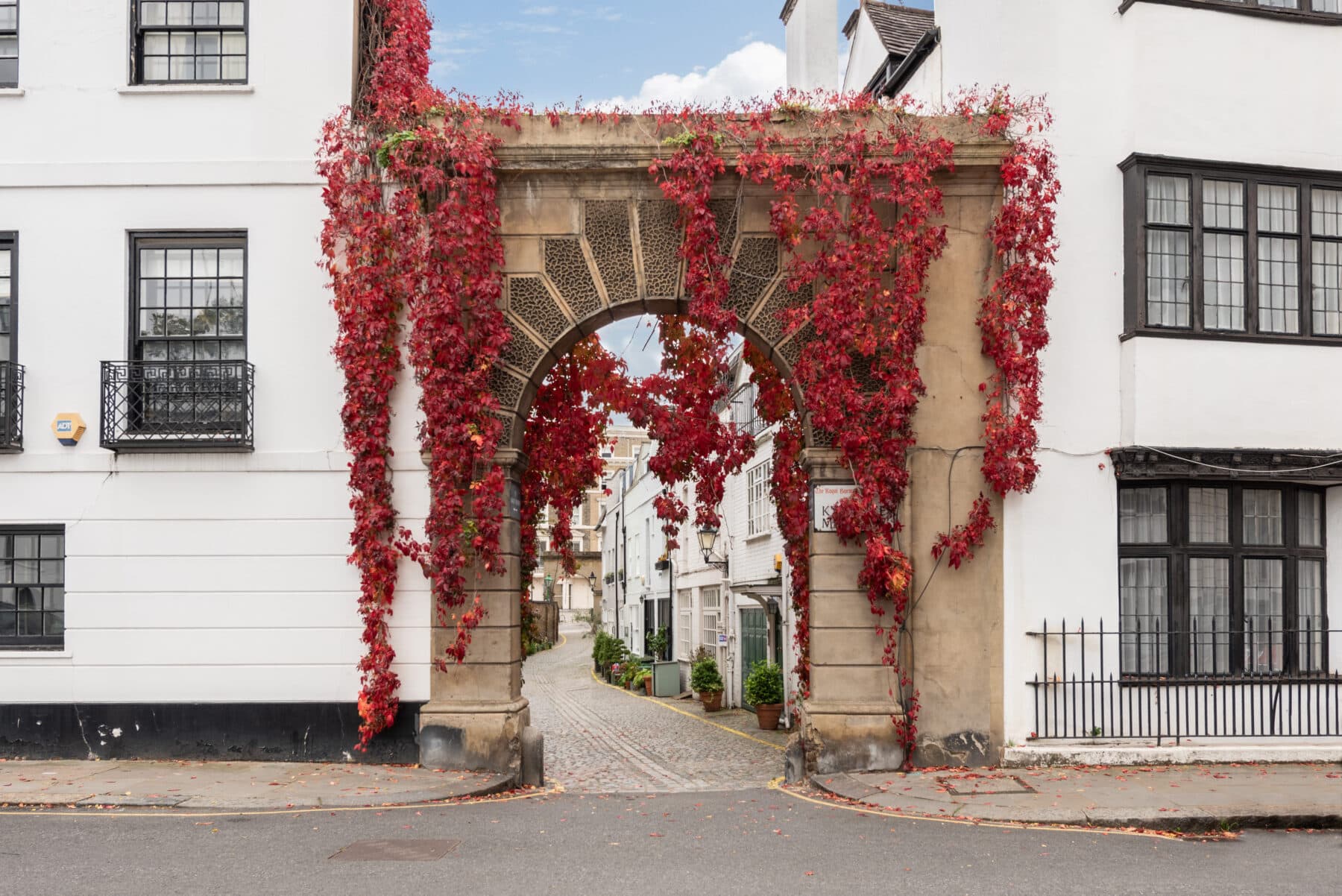The Secret Gardens And Squares Near Mews | Lurot Brand